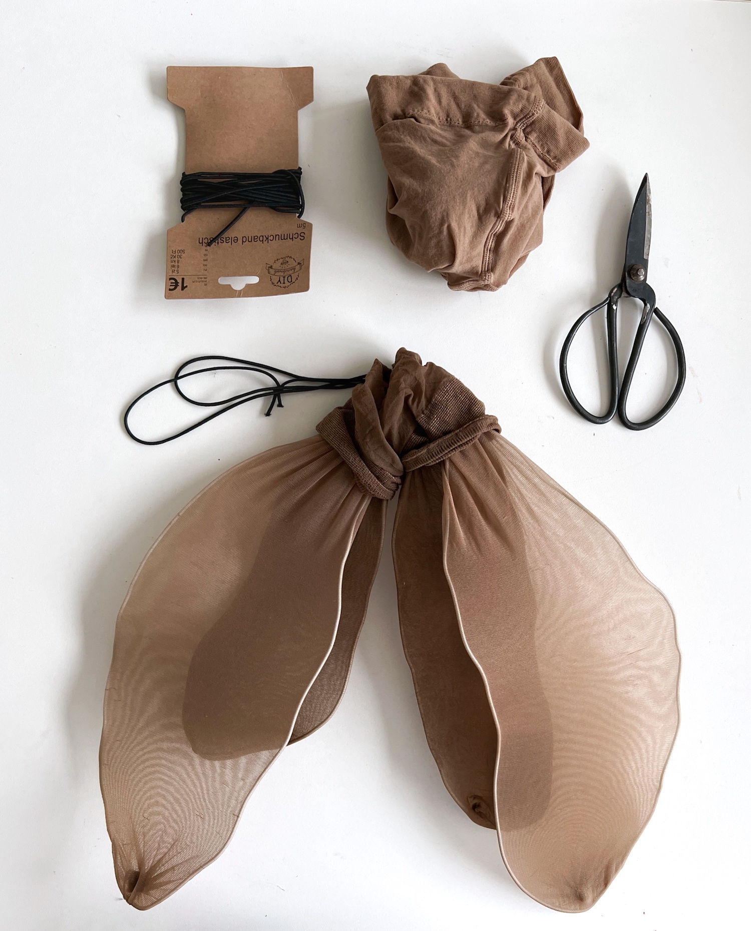 Enostaven DIY pustni kostum: knjižni molj - Beautyfull Blog