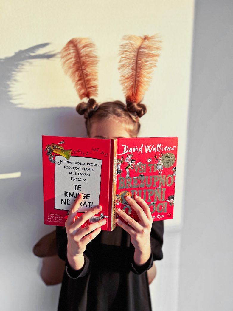 Enostaven DIY pustni kostum: knjižni molj - Beautyfull Blog